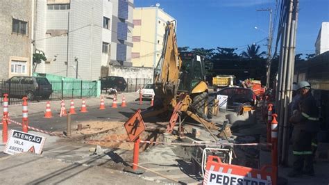 Obra da Compesa deixa rua de Casa Caiada interditada até a próxima