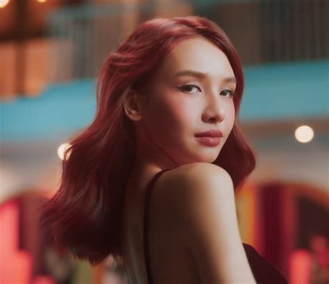 เห็นทีดิฉันจะอยู่เฉยไม่ได้แล้ หนูน้อยบนยอดเขาอันหนาวเหน็บ