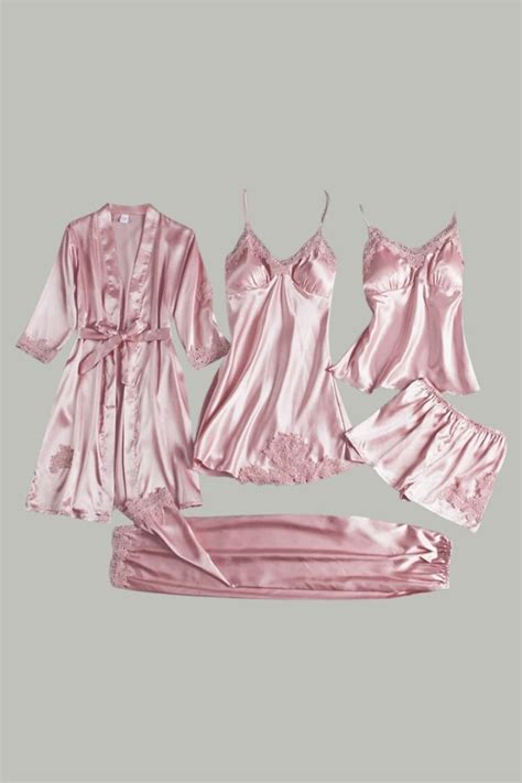 Set Pijamale Din Satin Si Broderie Din Dantela Elegant Si Provocator
