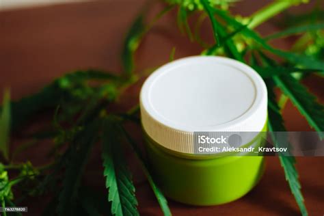 마리화나 잎 대마초 대마 크림 배경 건강 관리의 대마초 개념 셀프 케어 테이블에 대마 추출물이있는 화장품 허브 유기농 의학
