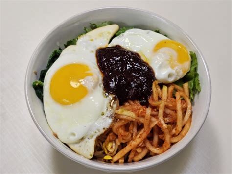 집에 있는 밑반찬 넣어 야채비빔밥 만들어 먹어요
