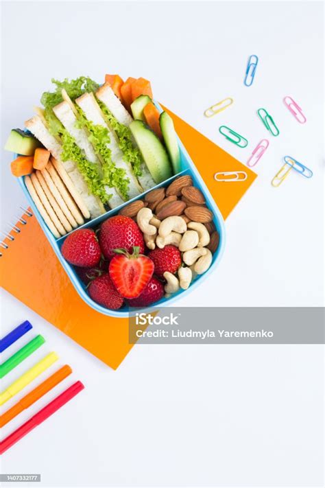 파란색 상자에 학교 점심 식사와 흰색 배경의 학교 문구 상단 보기 0명에 대한 스톡 사진 및 기타 이미지 0명 가을