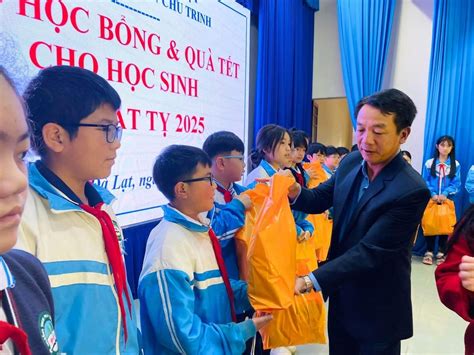 Tr Ng THCS Phan Chu Trinh Trao H C B Ng V Qu T T Cho H C Sinh Nhn D P