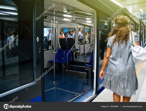 Istanbul Metro Scene With Woman Catching Train — Stock Editorial Photo