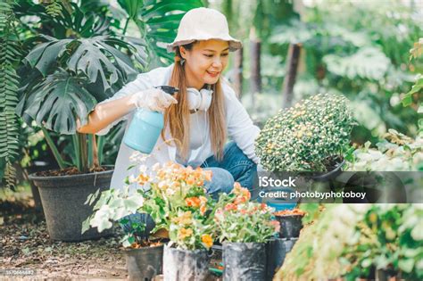 식물을 돌보고 물을주고 꽃을 삽질하는 취미를하는 젊은 여성들 직장에서 쉬는 동안 정원에서 35 39세에 대한 스톡 사진 및 기타 이미지 Istock