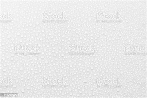 흰색 배경에 물방울이 부드러운 빛 매트 패턴으로 떨어지며 우아한 현대적인 미니멀 스타일 탑 뷰에 작은 물방울이 있습니다 물에 대한 스톡 사진 및 기타 이미지 Istock