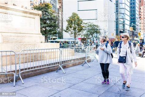 화창한 날에 크리스토퍼 콜럼버스 서클 동상 기호 산책 하는 사람들과 미드타운 맨해튼 거리에 대한 스톡 사진 및 기타 이미지