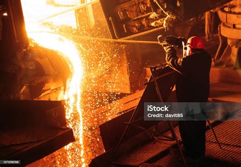 철강 생산을 위한 공장 전기 용광로 공장 작업자는 금속 샘플을 채취합니다 제강에 대한 스톡 사진 및 기타 이미지 제강 전기로 제강 공장 Istock