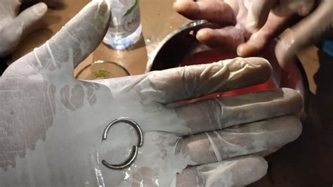 6 Cara Melepas Cincin Tersangkut Di Jari Bisa Pakai Benang Hot