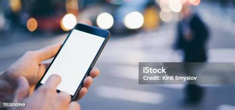 빈 화면으로 스마트폰을 들고 있는 남성 손의 근접 촬영 이미지 문자 메시지 또는 컨텐츠에 대 한 모의 광고 준비 핸드폰으로