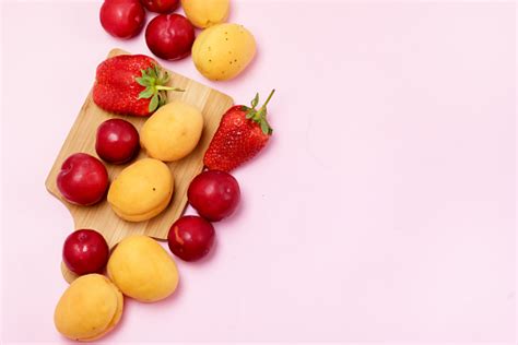 나무 커팅 보드 여름 핑크 배경 최고 보기 복사 공간에 맛있는 과일 살구 매화 딸기 과일과 베리 개체 그룹에 대한 스톡 사진 및