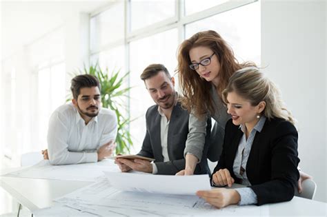 비즈니스 사람들이 프로젝트에 협력 하 고 사무실에서 브레인 스토밍 건축에 대한 스톡 사진 및 기타 이미지 건축 계획 금융 Istock