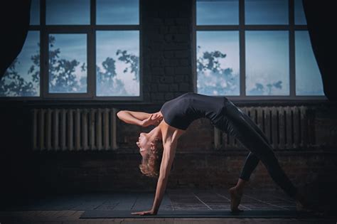 아름 다운 스포티 Yogini 여자 관행 요가 아사 나 야생 것 포즈 어두운 홀에 적합 가냘픈에 대한 스톡 사진 및 기타 이미지