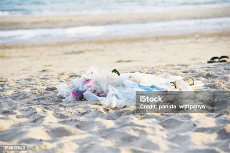 섬에 가방 플라스틱 병 및 기타 쓰레기 해변 모래 더러운 바다와 바다에서 쓰레기 바다에서 플라스틱 쓰레기 오염의 환경 문제 0