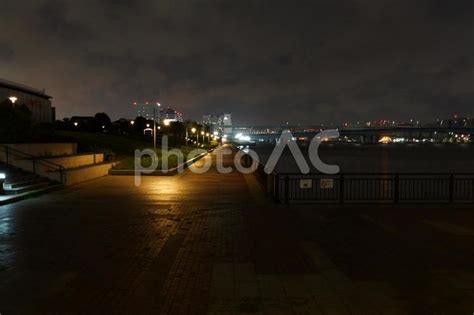 夜の川沿いの遊歩道 No 27546518｜写真素材なら「写真ac」無料（フリー）ダウンロードok