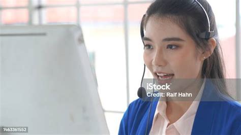 사무실에서 적극적으로 일하는 헤드셋을 착용 한 사업가 콜 센터 텔레 마케팅 고객 지원 에이전트는 전화 화상 회의 통화에 대한 서비스를 제공합니다 It 지원에 대한 스톡 사진