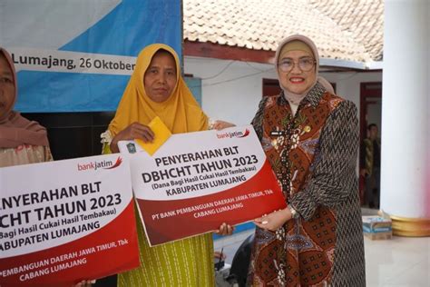 Buruh Pabrik Rokok Dan Petani Tembakau Di Lumajang Terima BLT Dari