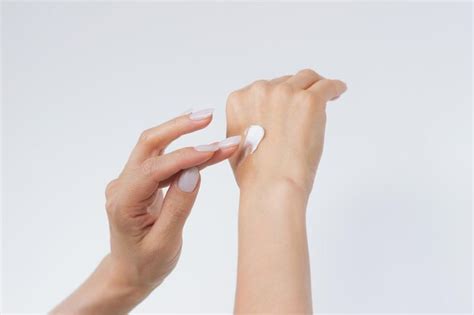 Rapariga De Close Up Aplica Um Creme De Mão Hidratante E Nutritivo