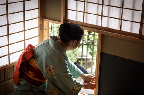 전통적인 일본 다도 사용 되는 차 방에 녹색 기모노에서 티 룸 A 일본 여자 기모노 입은 일본 여자가입니다 다도에 대한 스톡