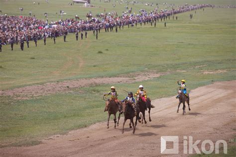 СОЁОЛОН Булган аймгийн Сэлэнгэ сумын уяач Хишиг Очирын Бөхбатын хүрэн үрээ түрүү магнайд хурдаллаа