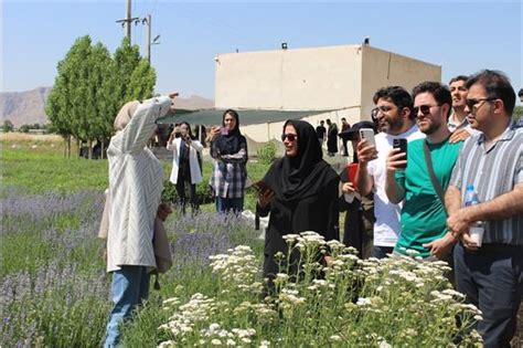 بازدید دانشجویان دانشکده داروسازی از مجموعه کشت و فرآوری گیاهان دارویی