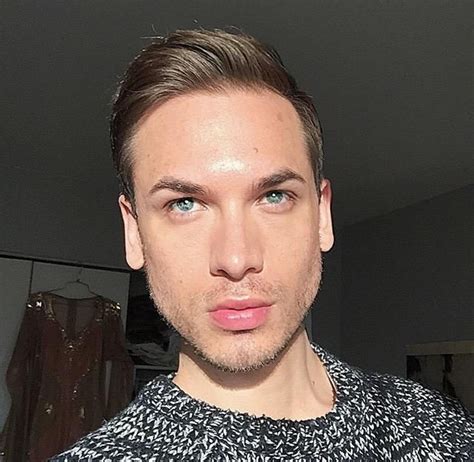 Bất Ngờ Với Vẻ điển Trai Của 7 Nghệ Sĩ Drag Queen Nổi Tiếng