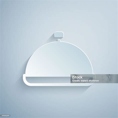 회색 배경에 고립 된 음식 아이콘의 트레이로 덮여 종이 잘라 트레이 및 뚜껑 표지판 뚜껑이 있는 레스토랑 클로쉬 종이 아트 스타일 벡터 3차원 형태에 대한 스톡 벡터 아트