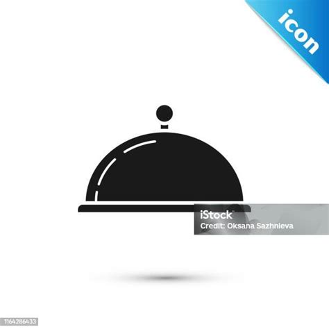 흰색 배경에 고립 된 음식 아이콘 트레이로 덮여 검은 색 트레이와 뚜껑 기호 뚜껑이있는 레스토랑 클로슈 주방 용품 기호입니다