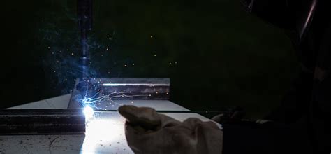 안전 장비를 착용하면서 공장에서 강철을 용접하는 아크 용접 기계와 함께 작동하는 금속 용접기 강철에 대한 스톡 사진 및 기타 이미지 Istock