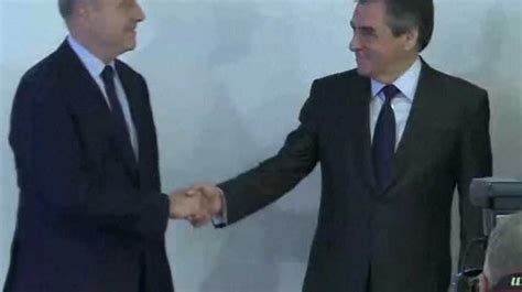 La poignée de main Fillon Juppé au soir du e tour de la primaire de la droite Sciences et Avenir