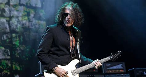 Aerosmiths Joe Perry Unveils Fortunate One Feat Chris Robinson