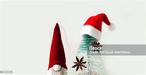 흰색 배경에 환경 친화적 인 향신료로 만든 장식전나무의 크리스마스 트리 장난감 당신의 텍스트장소에 크리스마스 인사말 카드 12월에 대한 스톡 사진 및 기타 이미지 Istock