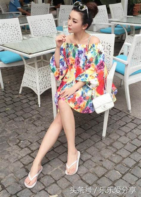 嬌美可愛的花裙美女街邊休閒 每日頭條