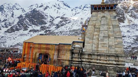 विधि विधान से खुले श्री केदारनाथ धाम के कपाट श्रद्धालुओं पर हैलीकॉप्टर