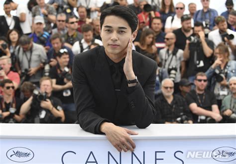 재혼 생각 없다더니미성년자 불륜 日 배우 재혼·임신 발표