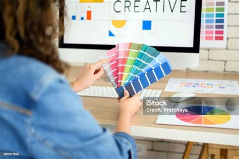 젊은 아시아 여성 그래픽 디자이너는 사무실에서 다이어그램 색상 및 컴퓨터 그래픽을 작업합니다 그래픽 디자이너에 대한 스톡 사진 및 기타 이미지 Istock