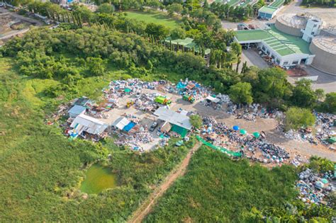 환경 오염에 산업 공장에서 트랙터 자동차와 큰 쓰레기 더미 비닐 봉지 쓰레기의 다른 유형의 스택의 공중보기 투기장에서 폐기물 처리 가방에 대한 스톡 사진 및 기타 이미지