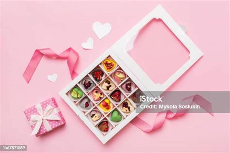 발렌타인 데이 구성 달콤한 사탕 활과 빨간색 펠트 하트가 있는 선물 상자 사진 템플릿 배경 복사 공간이 있는 상단 뷰 0명에 대한 스톡 사진 및 기타 이미지 Istock