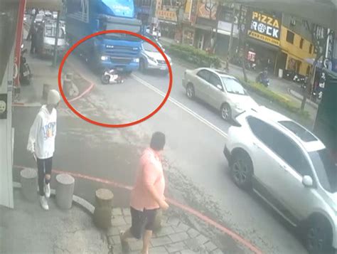 奪命瞬間曝！大貨車「0煞車撞擊」女騎士「前輪入後輪出」頭顱變形慘死