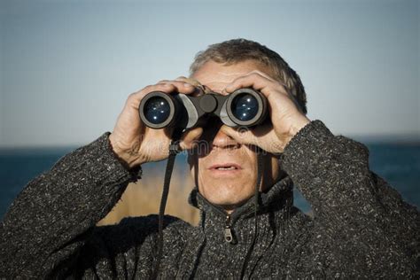 Un Homme Avec Des Jumelles Photo Stock Image Du Distance 19762188