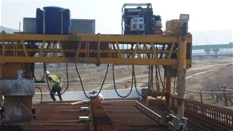 강합성교량 데크피니셔 설치 Youtube