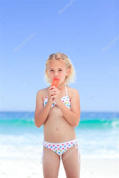 Kleines Mädchen isst ihr Eis Stockfotografie lizenzfreie Fotos