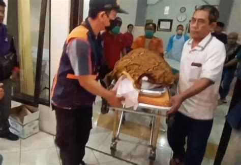 Seluruh Jenazah Korban Kecelakaan Maut Minibus Vs KA Probowangi Telah Dipulangkan Ke Rumah Duka