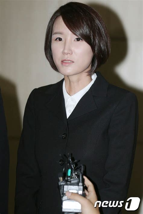 기자회견하는 故 신해철 부인 윤원희씨 뉴스1
