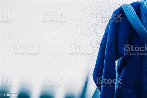 벽 옆에 매달려있는 브라질 Jiu Jitsu 또는 유도 블루 기모노 유니폼을 클로즈업하십시오 0명에 대한 스톡 사진 및 기타