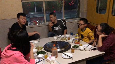 【食味阿远】阿远花347块请小舅子吃铁锅炖鱼，一条清江、六条嘎鱼，一家人围着铁锅吃太爽了！ Shi Wei A Yuan Youtube