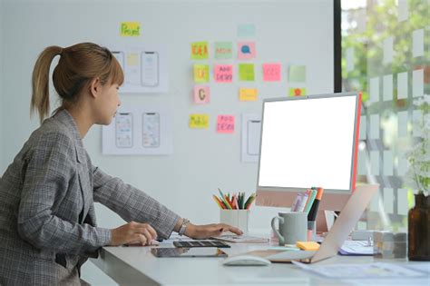 현대 사무실에서 모바일 응용 프로그램 소프트웨어 디자인 프로젝트에서 일하는 젊은 여성 웹 개발자의 측면보기 25 29세에 대한 스톡 사진 및 기타 이미지 Istock