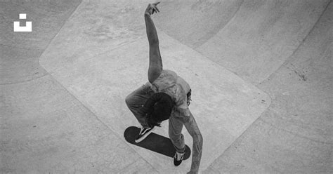 스케이트보더가 스케이트파크에서 트릭을 수행하고 있습니다 사진 Unsplash의 무료 사진 이미지