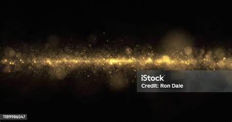 골드 반짝이 보케 빛반짝 빛 먼지 입자 황금 반짝이는 빛 불꽃 우주 검은 배경에 마법 반짝이는 빛 반짝이는 귀금속에 대한 스톡 벡터 아트 및 기타 이미지 Istock