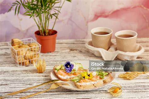 미적 아침 식사 훈제 연어 아보카도 Arugula 오이 및 식용 꽃을 곁들인 전채 토스트 커피 골판지 컵 몇 개 페세타리안 다이어트 꽈리 베리류에 대한 스톡 사진 및 기타